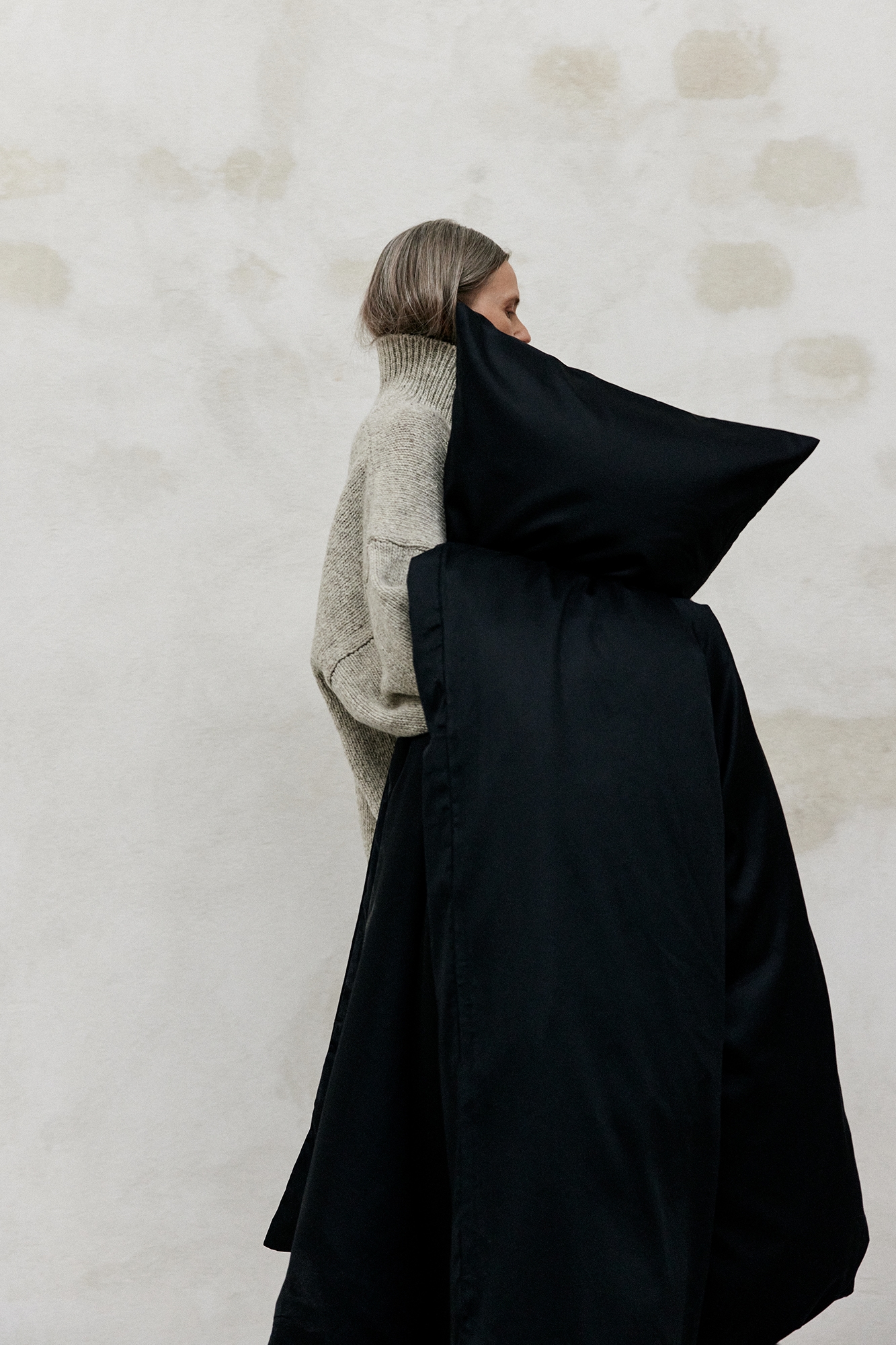 Køb sengetøj 240x220 cm fra Abate i farven Sort her