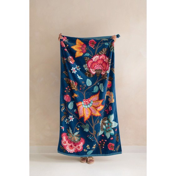Køb strandhåndklæde Flowers Dark Blue fra PiP Studio her